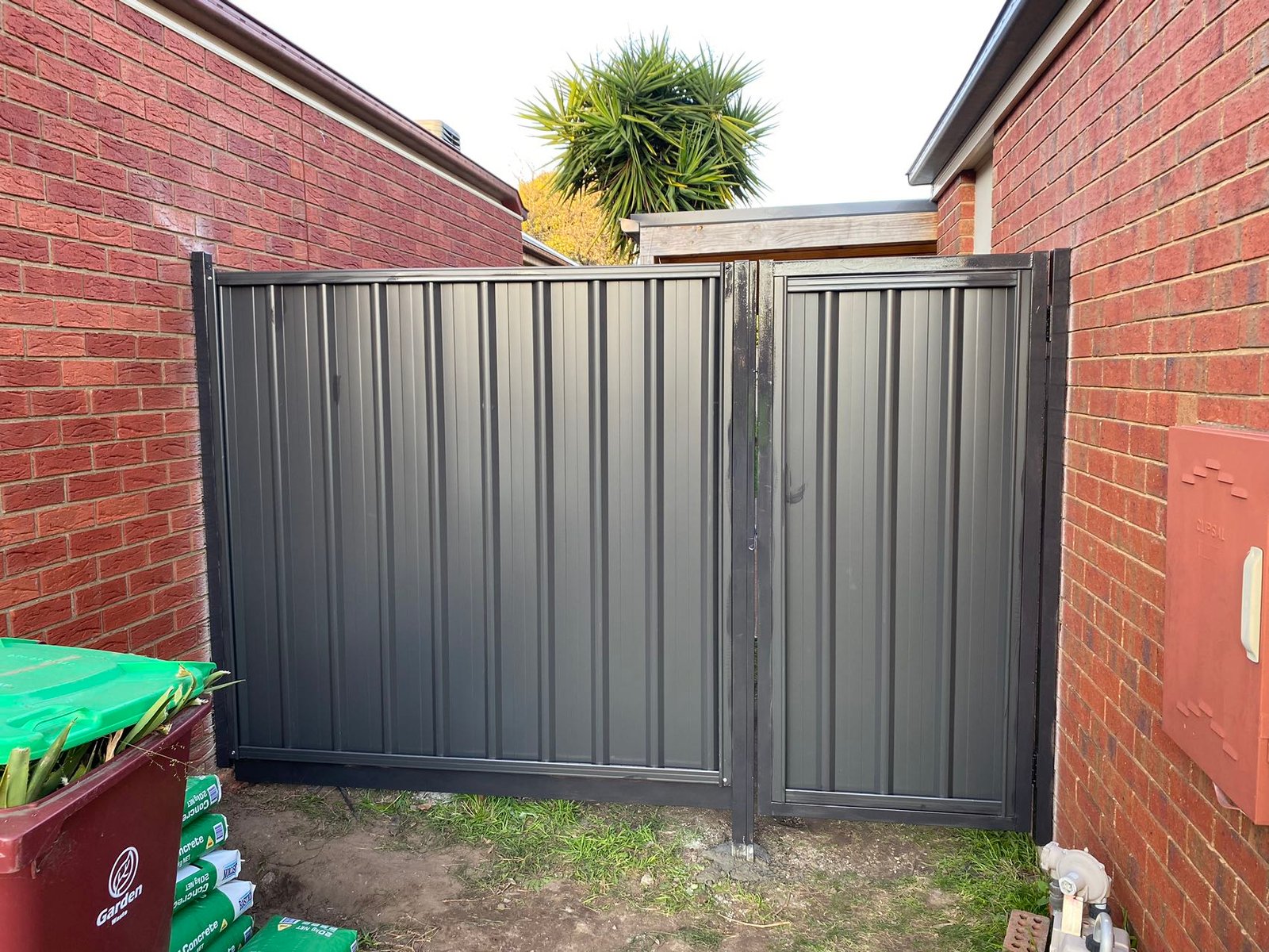 Colorbond Fence & Gate and Garden Bed Retaining Wall - DIY Steel Supply